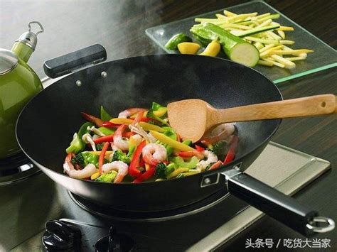 炒菜時什麼時候放鹽為最佳時期終於知道自己做飯為什麼難吃了 每日頭條