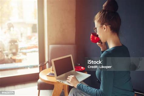 커피숍에서 일 하는 젊은 사업가 젊은 여성 컴퓨터에 노력 하 고 커피를 마시는 공부에 대한 스톡 사진 및 기타 이미지 공부 교육 긍정적인 감정 표현 Istock
