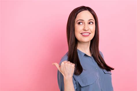 성숙한 나이의 사진 전문 사무실 관리자 관리자 여자 입고 파란색 공식 셔츠 모습 직접 엄지 모형 프로모션 핑크 색상 배경에 고립 40 44세에 대한 스톡 사진 및 기타