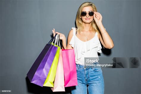 예쁜 젊은 여자 세련 되 게 입고 가방 모자 쇼핑 후 고립 된 쇼핑몰에서 가냘픈에 대한 스톡 사진 및 기타 이미지 가냘픈 관능 긴 Istock