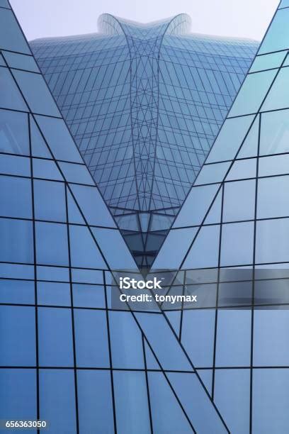 고층 빌딩 푸른 하늘을 반영 고층 사무실 건물의 재작업 사진 현대 유리 건축 유리 알루미늄 구조 0명에 대한 스톡 사진 및 기타 이미지 Istock