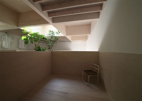 Katsutoshi Sasakis House In Hanekita Has A Grid Of Half Height Walls