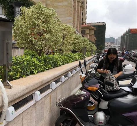电动车“充满不拔”和“不满就拔”，哪种充电方式更损伤电瓶？什么值得买
