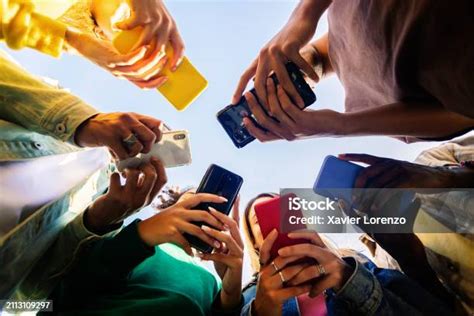 야외에서 휴대 전화를 사용하는 십대 학생들의 젊은 그룹 휴대전화에 대한 스톡 사진 및 기타 이미지 휴대전화 쥠 사람들 Istock