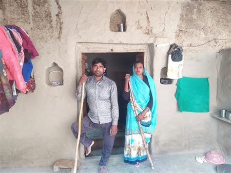 हरदोई ग्राम प्रधान व सेक्रेटरी ने विकलांग पति पत्नी के सिर से छीनी छत