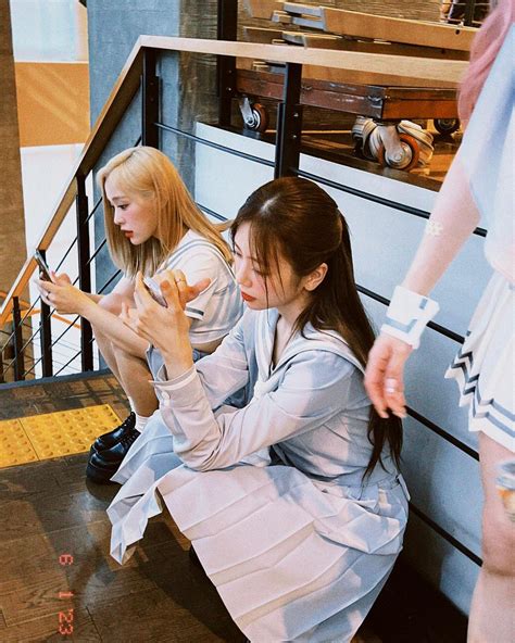 깡총 On Twitter 폰 들고 잇는 손🤤