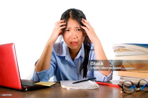 영 스트레스와 좌절된 아시아 한국 학생 여자 압도 하 고 소진 느낌이 책상에 노트북 컴퓨터와 책 더미 열심히 피곤 하 고 걱정에 고립 된 배경 걱정하는에 대한 스톡 사진 및