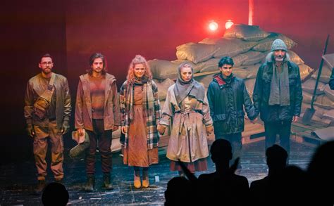 У Румунії поставили першу українську пєсу про події 24 лютого 2022 року ФОТО Читайте на Ukr Net