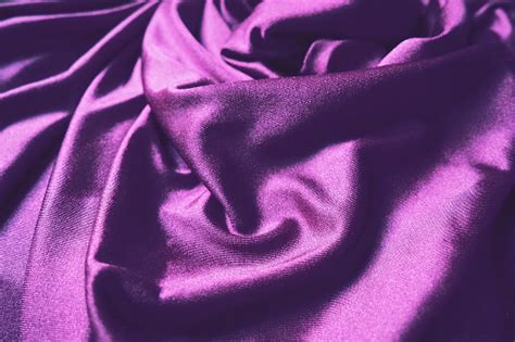 실크와 비슷한 벨루어 직물 주름 속의 직물 아름다운 파도 원으로 뒤틀립니다 보라색 분홍색 자홍색이 커튼에 음영을 입습니다 드레스 가구 실내 장식품 커튼 용 바느질 재료