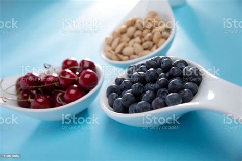 체리 블루베리와 피스타치오에 파란 배경에 멋진 큰 흰색 숟가락 0명에 대한 스톡 사진 및 기타 이미지 0명 3가지 개체 개념 Istock