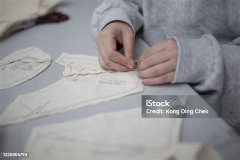 대학 워크샵에서 의류 프로젝트를수행하는 아시아 중국 여성 패션 대학생 직물패턴에 대한 스톡 사진 및 기타 이미지 직물패턴 18 19세 개발 Istock