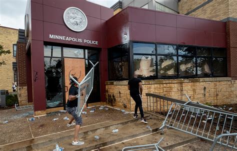 Minneapolis Protesters Trash Police Precinct Over George Floyds Death
