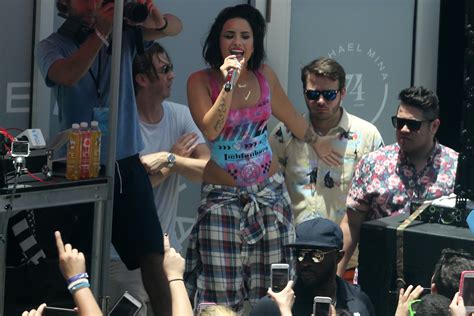 Demi Lovato Falls On Her Face And Recovers Like A Champ Tv Guide