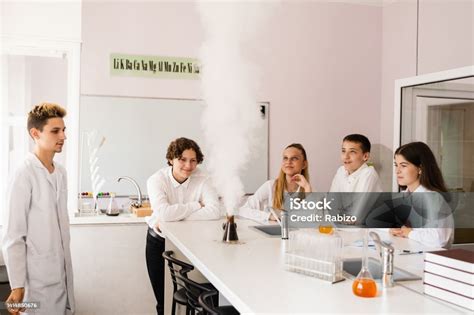 화산 실험 학교 화학 교사는 실험실에서 어린이 실험을 보여줍니다 교육 개념 화학 수업에서 급우들의 그룹 레슨 12 13세에 대한 스톡 사진 및 기타 이미지 Istock