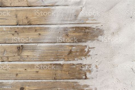 여름 모래 위에 풍화 나무 보드 워크 세 해변 갈색 나무 바닥 모래에 대한 스톡 사진 및 기타 이미지 모래 목재 재료 판자를 깔아 만든 길 Istock