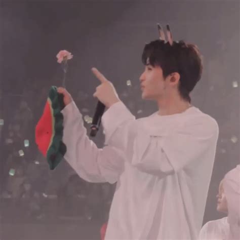 머리띠 쓰고 꽃 들고 수박 모자 들고 바리바리 마크야ㅋㅋㅋ 리즘 Luvnpeacein9982