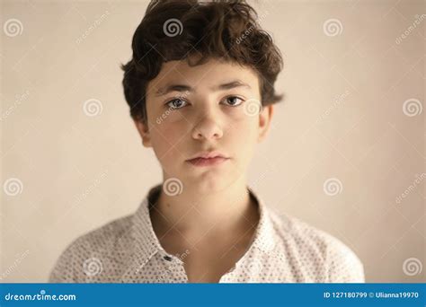 Конец мальчика подростка кавказский вверх по портрету Стоковое Изображение изображение