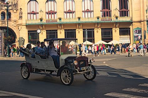 프라하의 거리를 통해 엔터테인먼트 관광객에 대 한 레트로 자동차에 관광객을 위한 소풍 체코 거리에 대한 스톡 사진 및 기타 이미지 Istock
