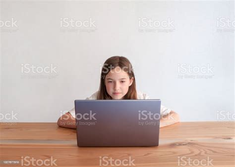 나무 테이블에서 집에서 노트북을 사용하는 어린 소녀 교육 온라인 학습 가정 학습 거리 학습 전면 보기 노트북에 대한 스톡 사진 및 기타 이미지 Istock
