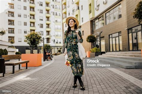 재사용 가능한 면 에코 생산 가방과 과일 야채를 쇼핑 하는 여성 제로 폐기물 라이프스타일 컨셉 패션에 대한 스톡 사진 및 기타 이미지 Istock