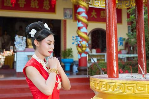 Une Belle Fille Asiatique Portant Un Culte Rouge Photo Gratuite