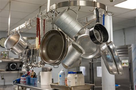 스테인리스 스틸 냄비와 프라이팬 및 상업용 산업용 주방에 매달려 있는 기타 조리기구 0명에 대한 스톡 사진 및 기타 이미지 0명 강철 관광 리조트 Istock