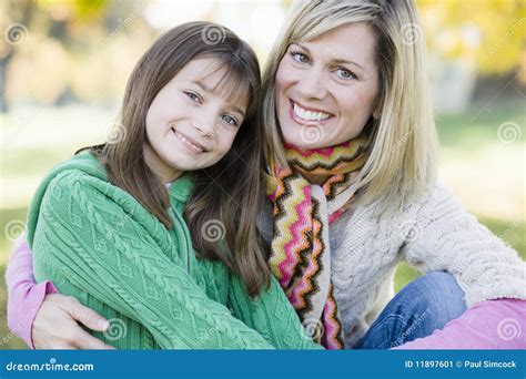 Mutter Und Tochter Stockbild Bild Von Zicklein Betrieb 11897601