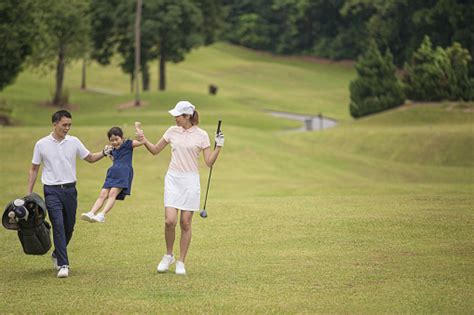 아시아 중국 가족 골퍼 데 재미 와 결합 와 딸 에 이 골프 코스 골프에 대한 스톡 사진 및 기타 이미지 골프 가족 골프장 Istock
