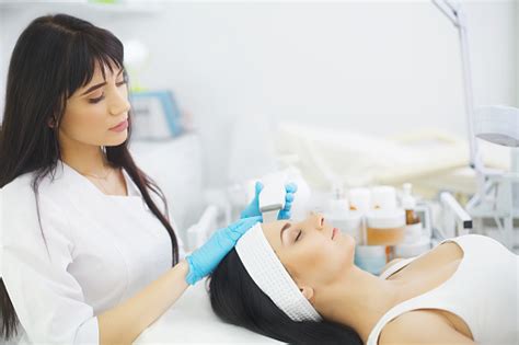 스킨 케어입니다 초음파 공동 현상 얼굴 필 링을 받고 하는 아름 다운 여자의 클로즈업 초음파 피부 클렌징 절차입니다 미용 치료입니다 화장품입니다 뷰티 스파 살롱입니다 가꿔