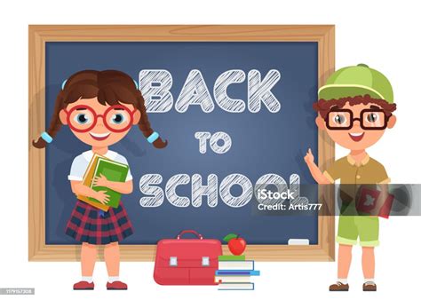 귀여운 소년과 소녀 아이 칠판 근처 학교 고립 만화 캐릭터로 돌아가기 학교 책 전단지 잡지 포스터 표지 디자인에 대한 벡터 일러스트레이션 가방에 대한 스톡 벡터 아트 및