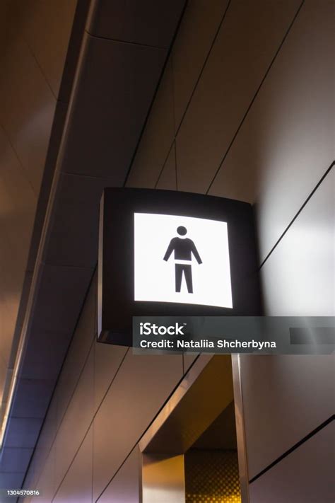 공항의 화장실 표지판 공용 Wc 기호입니다 공항의 화장실 방향 정보 옷장 보드 시설 개념 공항의 위생 및 하이디엔 룸 카타르에 대한 스톡 사진 및 기타 이미지 Istock