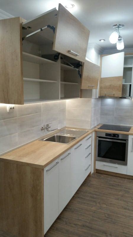 Дизайнерска кухня в бяло и дървесно Галерия