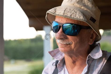 一个持怀疑态度的老人的肖像外出太阳落日的高清图片下载 正版图片504087144 摄图网