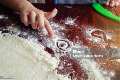 어린 소녀는 반죽으로 일합니다 피자 또는 수제 쿠키 만들기 격리 및 자체 격리 중에 클래스 손과 반죽의 클로즈업 가정 주방에 대한 스톡 사진 및 기타 이미지 Istock