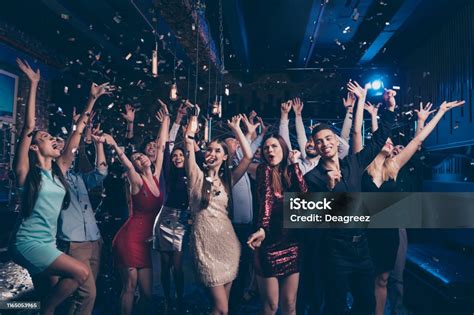 잘 생긴 축제 아가씨 남자의 초상화 재미 제기 손 팔 외침 웃음 감정벤트 휴일 자유 시간 기뻐 정장 드레스 디스코텍 졸업