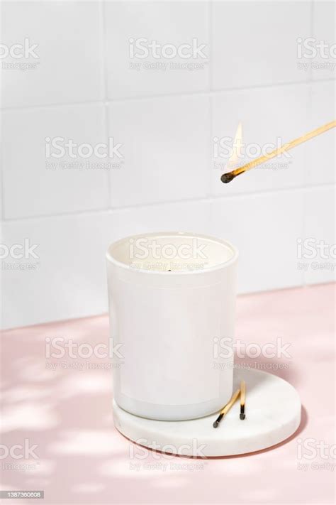 콩 왁스로 만든 향기로운 촛불이 일치로 점등됩니다 분홍색 테이블에 생태 와 채식주의 양초 아로마테라피 향수 릴렉스 흰색 세라믹