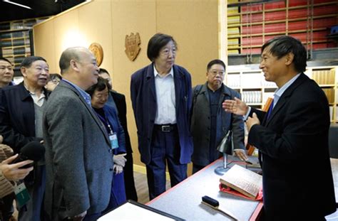 宋保旺先生向冯骥才院长及到场嘉宾讲解自己的作品
