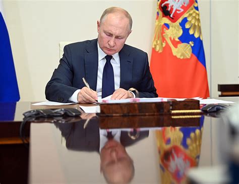 Путин подписал закон о наказании за нарушение режима военного положения Новости ТВ Центр