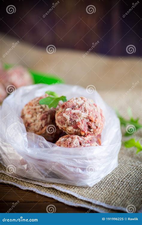 Frysta Oberedda Köttbollar Från Nöt Och Griskött Med Morötter Och Ris Fotografering För
