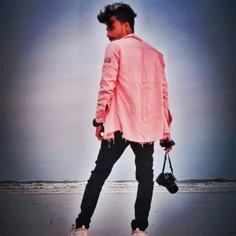 ×͜× 𝐌𝐀𝐍𝐈𝐊 𝚂 𝙰 𝙷 𝙾 𝙾 シ︎࿐ Its Me Manik • Threads Say More