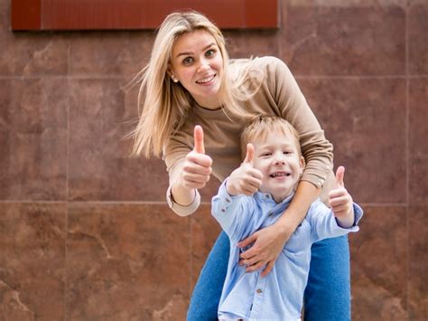 Linda Madre E Hijo Posando Juntos Foto Gratis