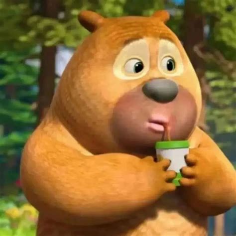 可爱熊二手拿饮品，表情呆萌超有趣的样子 熊二表情包：熊大～俺要吃蜂蜜～表情包图片动图 求表情网斗图从此不求人