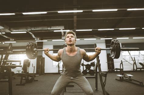 체육관에서 바벨과 운동 하는 운동 남자 한 젊은 스포츠맨이 바벨을 들어 올리고 자신을 존경합니다 아름 답 고 건강 한 몸 운동 강사에 대한 스톡 사진 및 기타 이미지