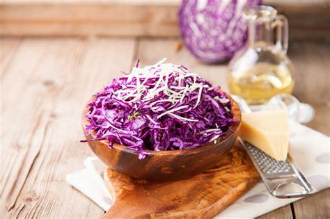 테이블에 그릇에 붉은 양배추 샐러드 선택적 초점입니다 공간에 복사 합니다 0명에 대한 스톡 사진 및 기타 이미지 0명 갈기갈기 찢어진 강판 Istock