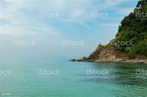 혼자 남자 잡고 엄지손가락 여름에 열 대 바다에서 돌에 서 태국에서 아름 다운 풍경을 풍경 보기 시즌 관광객에 대한 스톡 사진 및 기타 이미지 Istock