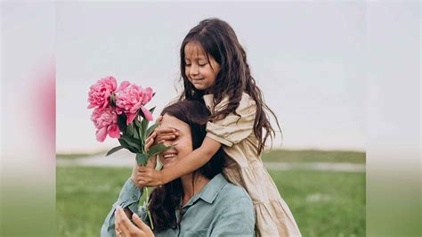 মা দিবসে মাকে শুভেচ্ছা জানিয়ে বার্তা