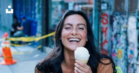 아이스크림을 들고 있는 여자 사진 Unsplash의 무료 행복 한 여자 이미지