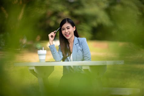 생각할 시간입니다 사업가 생각 야외에 서있는 동안 오른쪽에 있는 공간 복사 개념에 대한 스톡 사진 및 기타 이미지 개념 개념과 주제 경영자 Istock