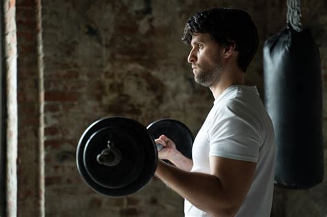 운동 선수 남자 하 고 이두근 리프팅 바벨 에 체육관에서 보디 운동 남자 결심에 대한 스톡 사진 및 기타 이미지 결심 근육