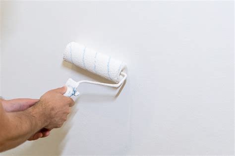 벽을 그리는 노동자 벽에 페인트 개조 가로 이미지 공간을 닫고 복사합니다 Diy에 대한 스톡 사진 및 기타 이미지 Diy